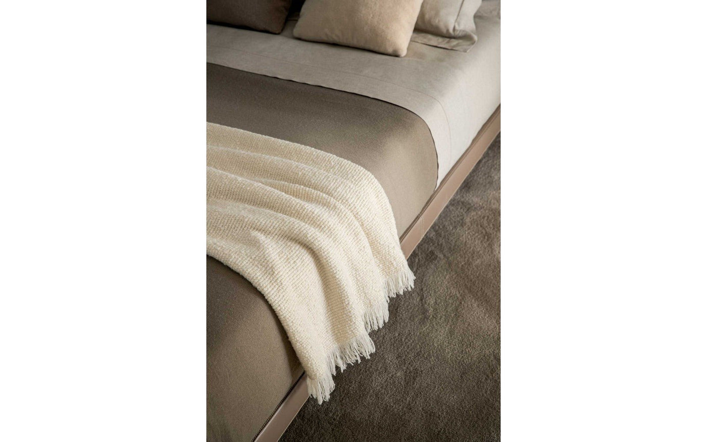 Azul Bed by Molteni | Furnivita